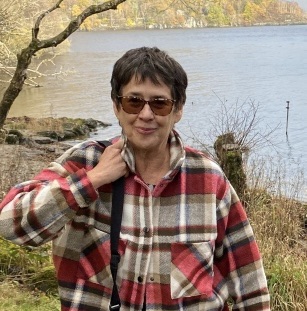 A Poem by Lesley Valdes – The Paddock Review